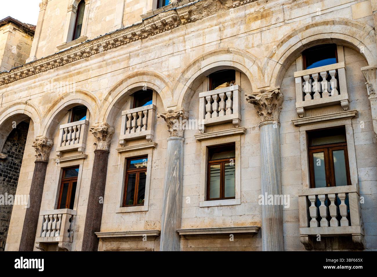 Interpolation of the columns into the facade at the Peristyle at ...