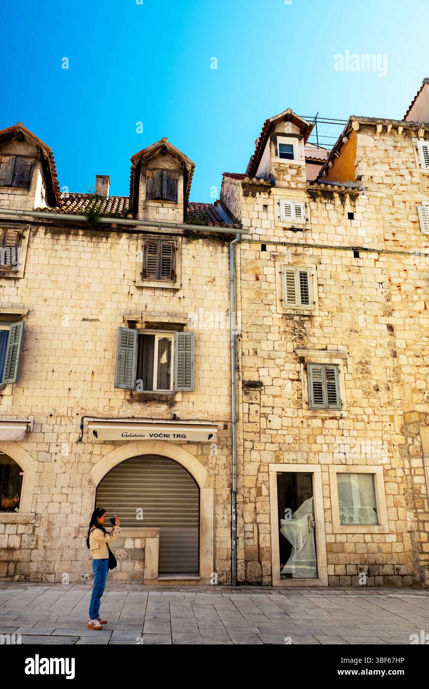 Woman exploring ancient roman hi-res stock photography and images - Alamy