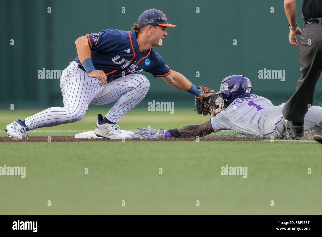 UTSA short stop Ty Hodge (9) tags Kansas St. third baseman Dee Kennedy ...
