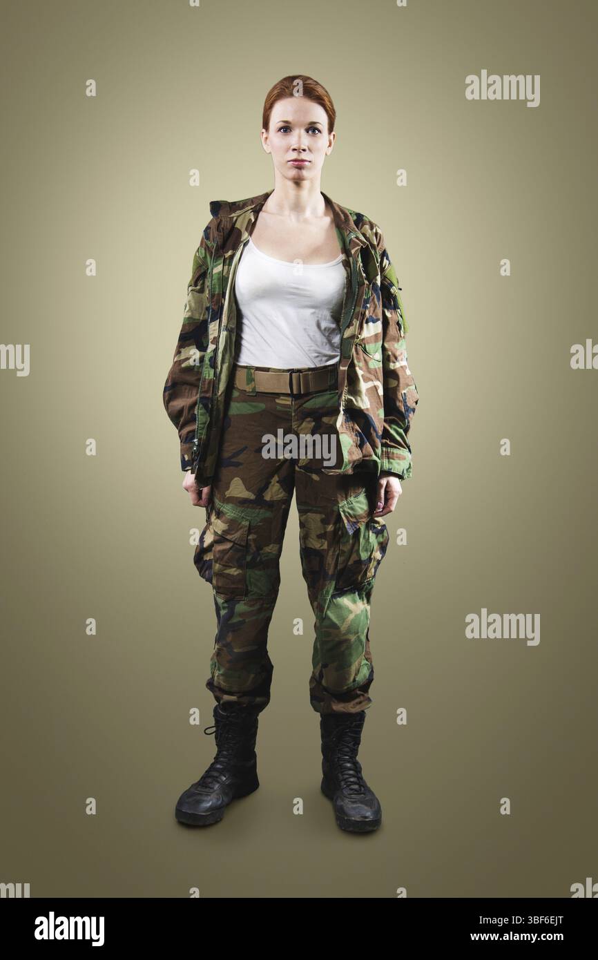 Female soldier with gun hi-res stock photography and images - Alamy