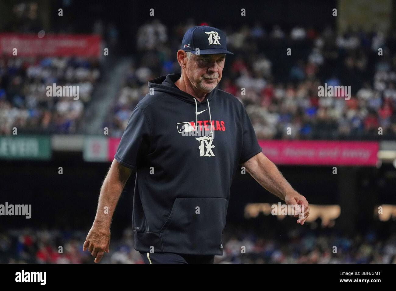 Texas Rangers manager Bruce Bochy walks on the field during a baseball ...