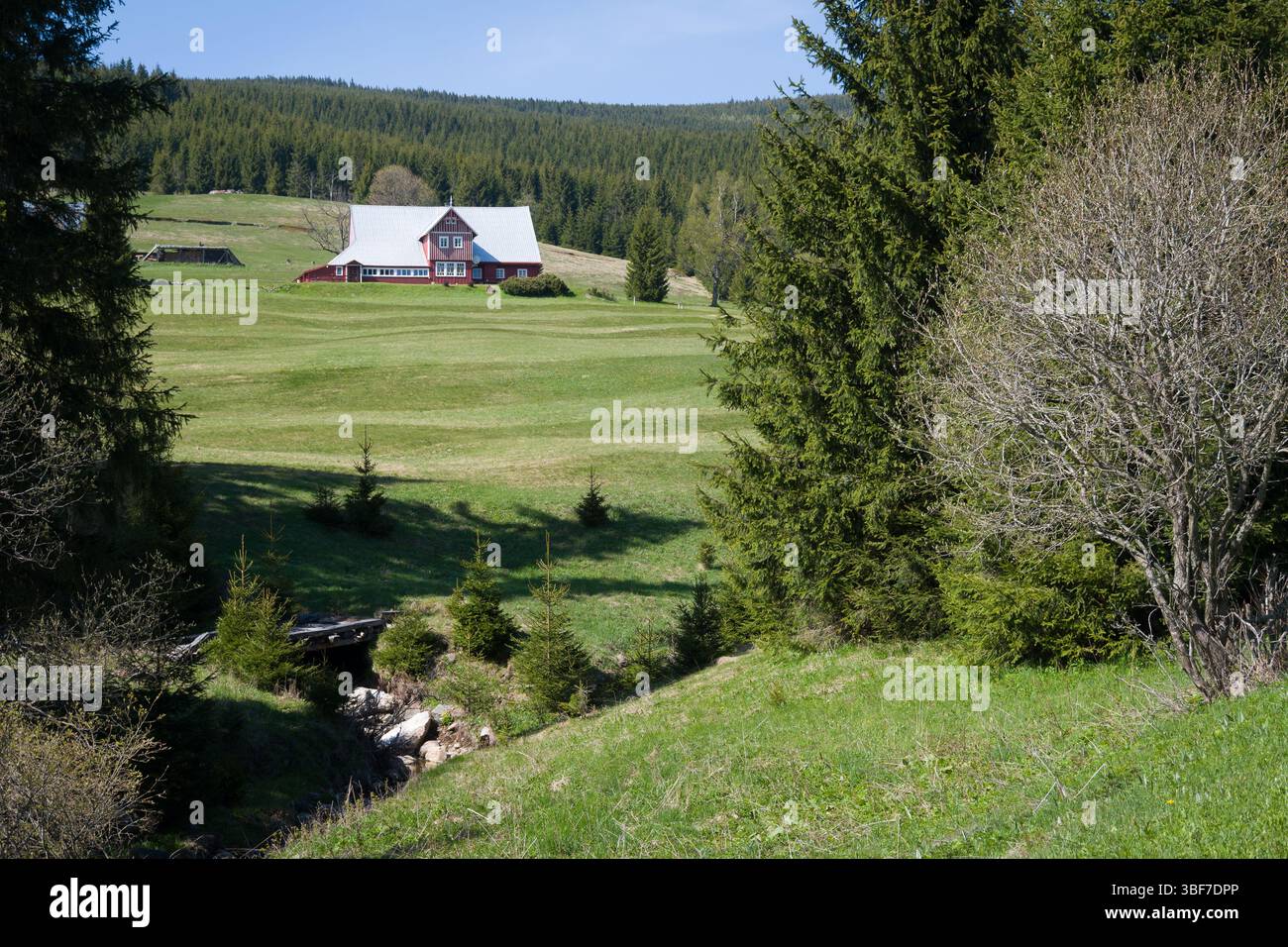 Cabin beautiful mountain setting hi-res stock photography and images ...