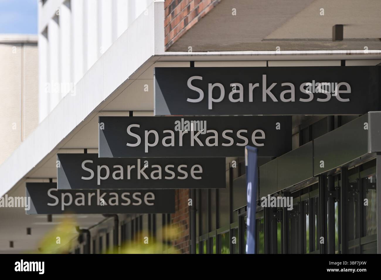 Schild,Logo an einer Filiale einer Sparkasse. *** Sign, logo on a ...