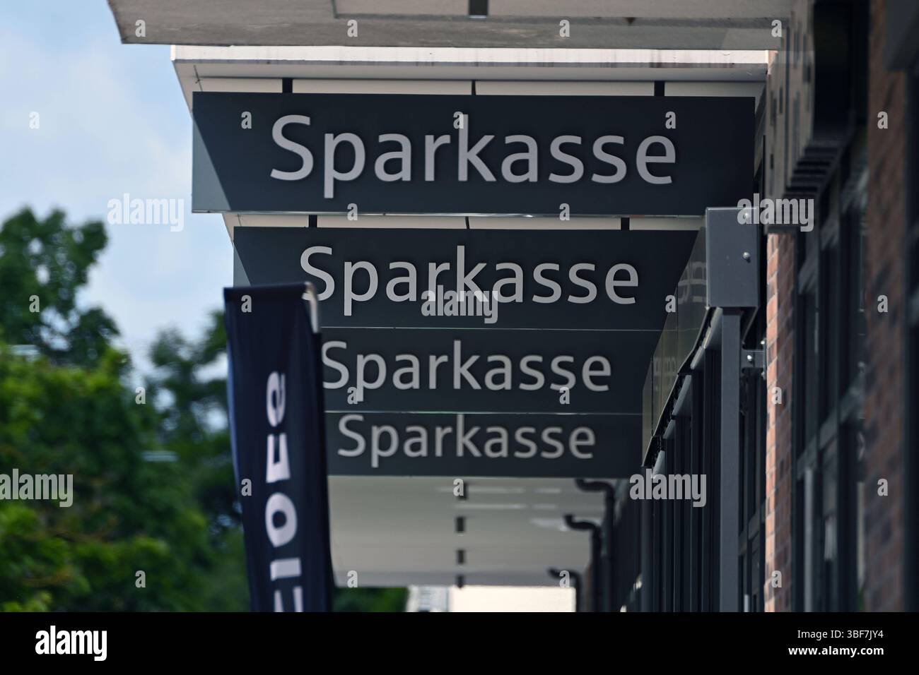 Schild,Logo an einer Filiale einer Sparkasse. *** Sign, logo on a ...