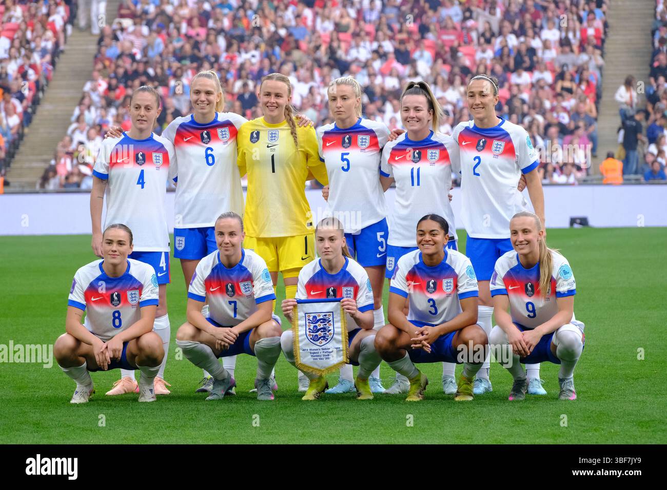 England Team shoot before kick off Back Row - Keira Walsh(Barcelona)of ...
