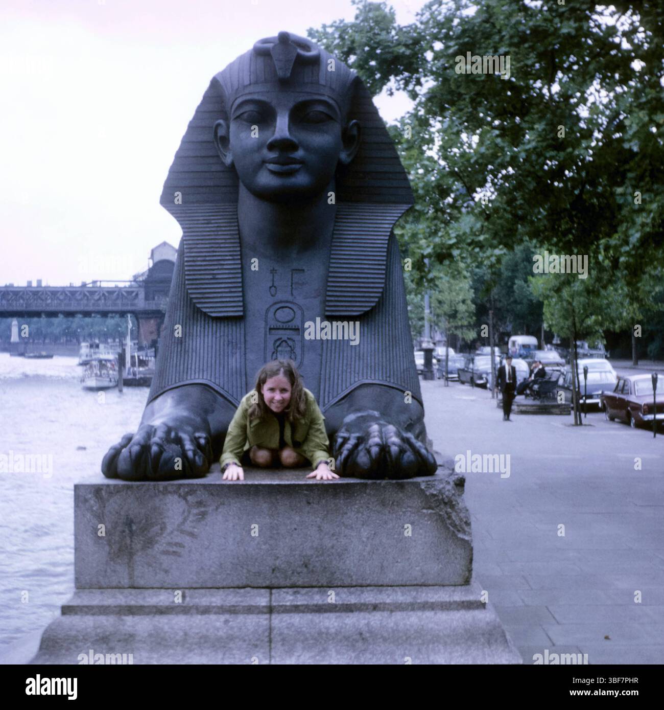 Touristin posiert mit der Sphinx am Sockel von Kleopatras Nadel ...