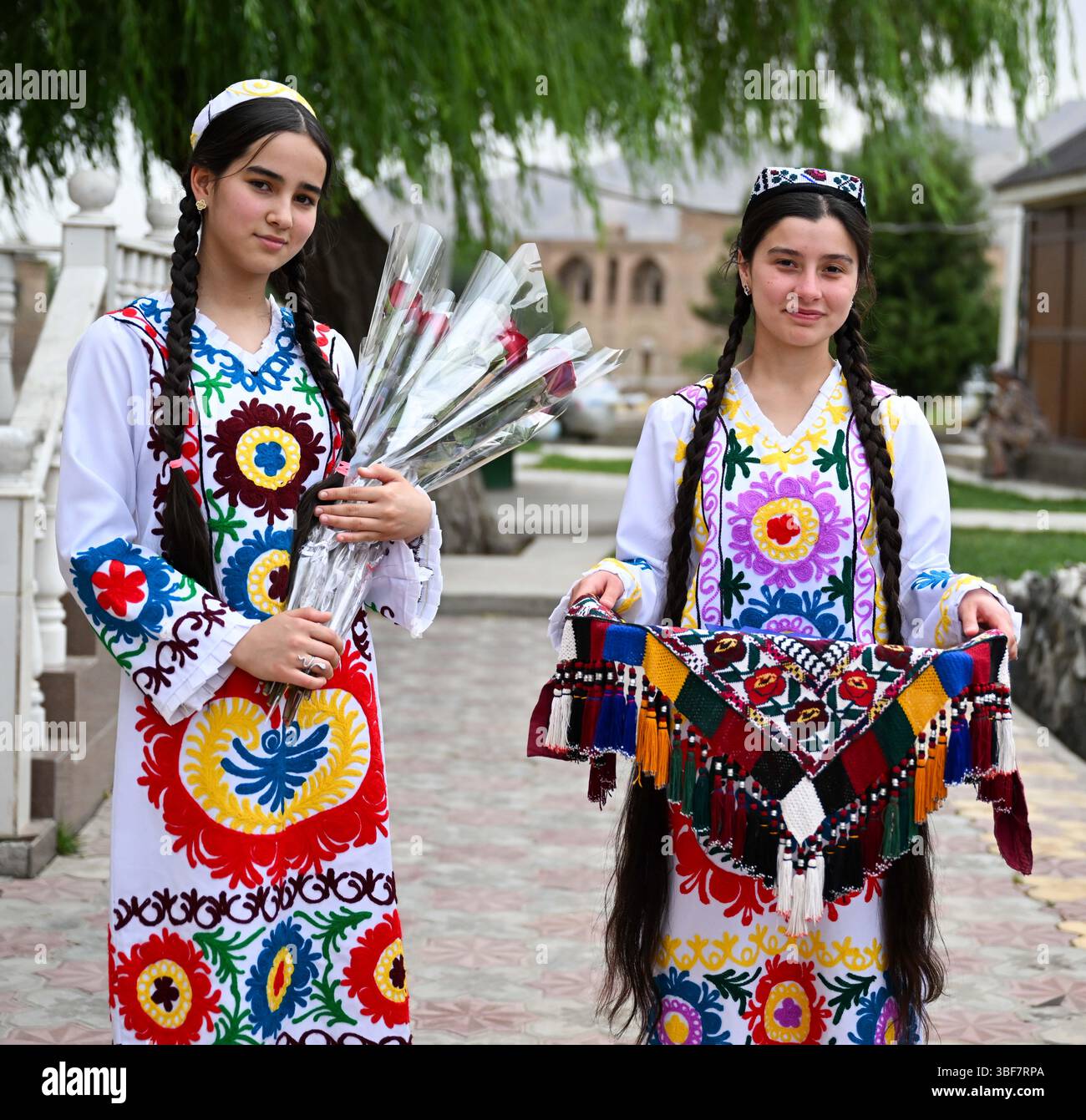 (250531) -- DUSHANBE, May 31, 2025 (Xinhua) -- Girls in traditional ...