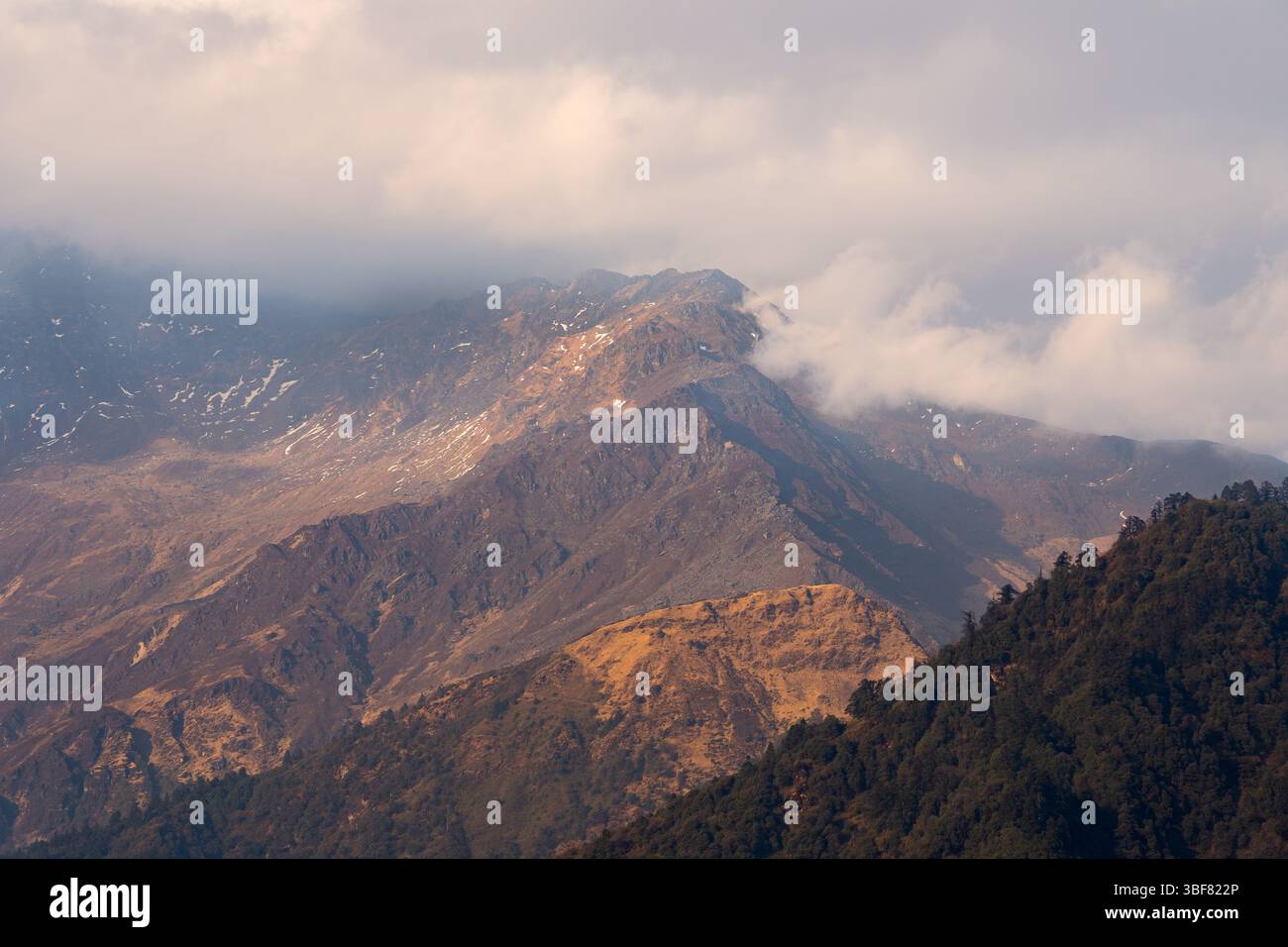 Snow capped mountains himalayas hi-res stock photography and images - Alamy