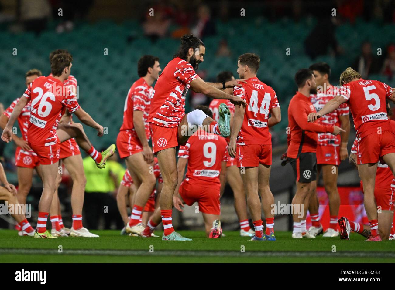 Brodie Grundy of the Swans warms up ahead of the AFL Round 12 match ...