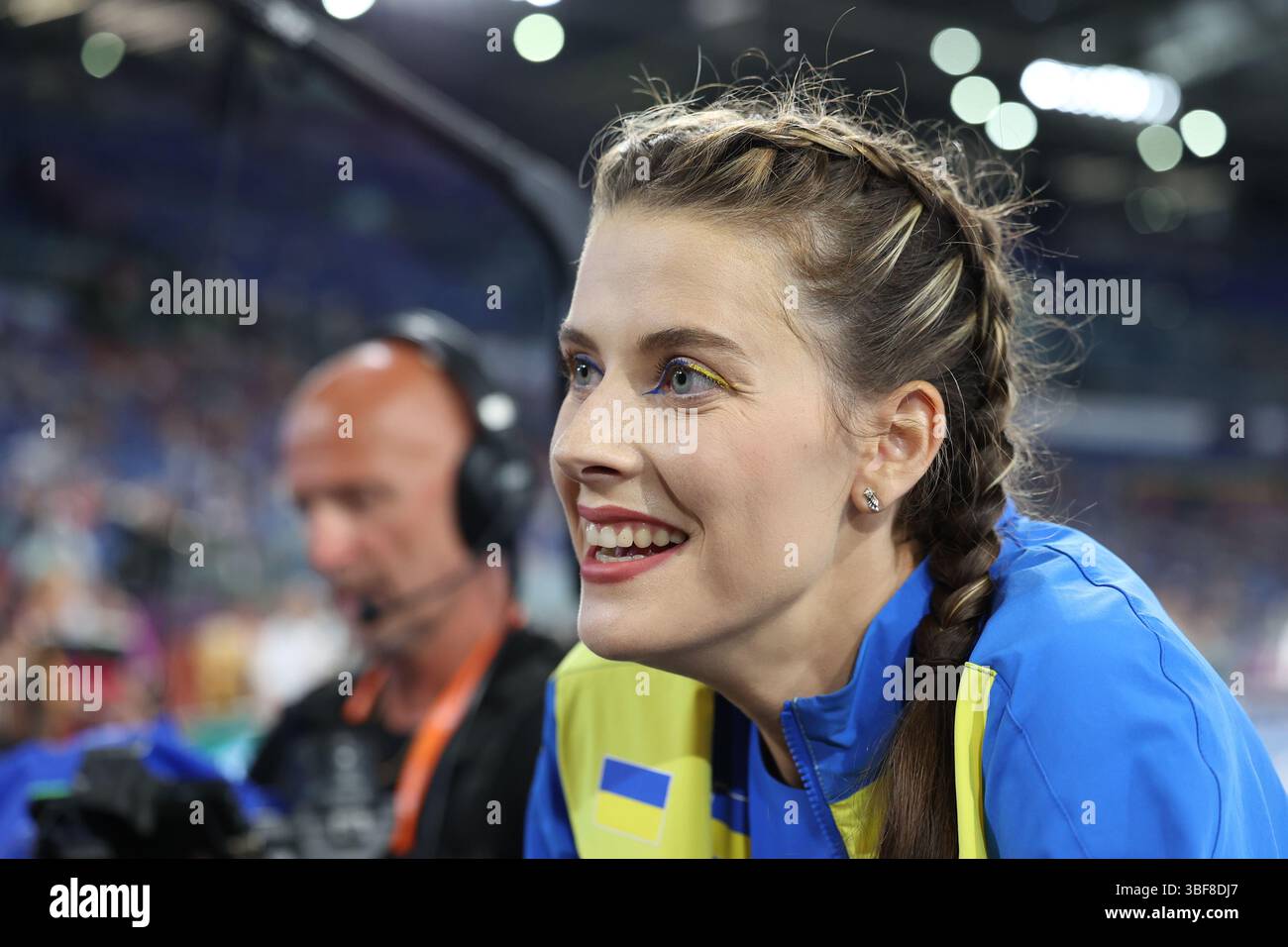 Yaroslava MAHUCHIKH (1st) ( Ukraine ) consulting with her coach during ...