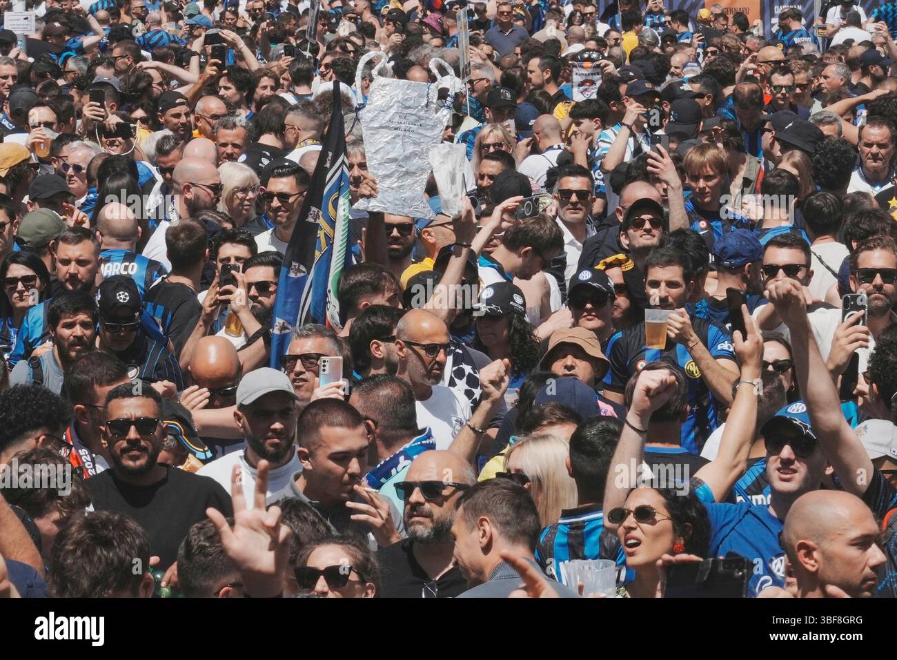 Inter Milan fans wait for the start of the Champions League final ...