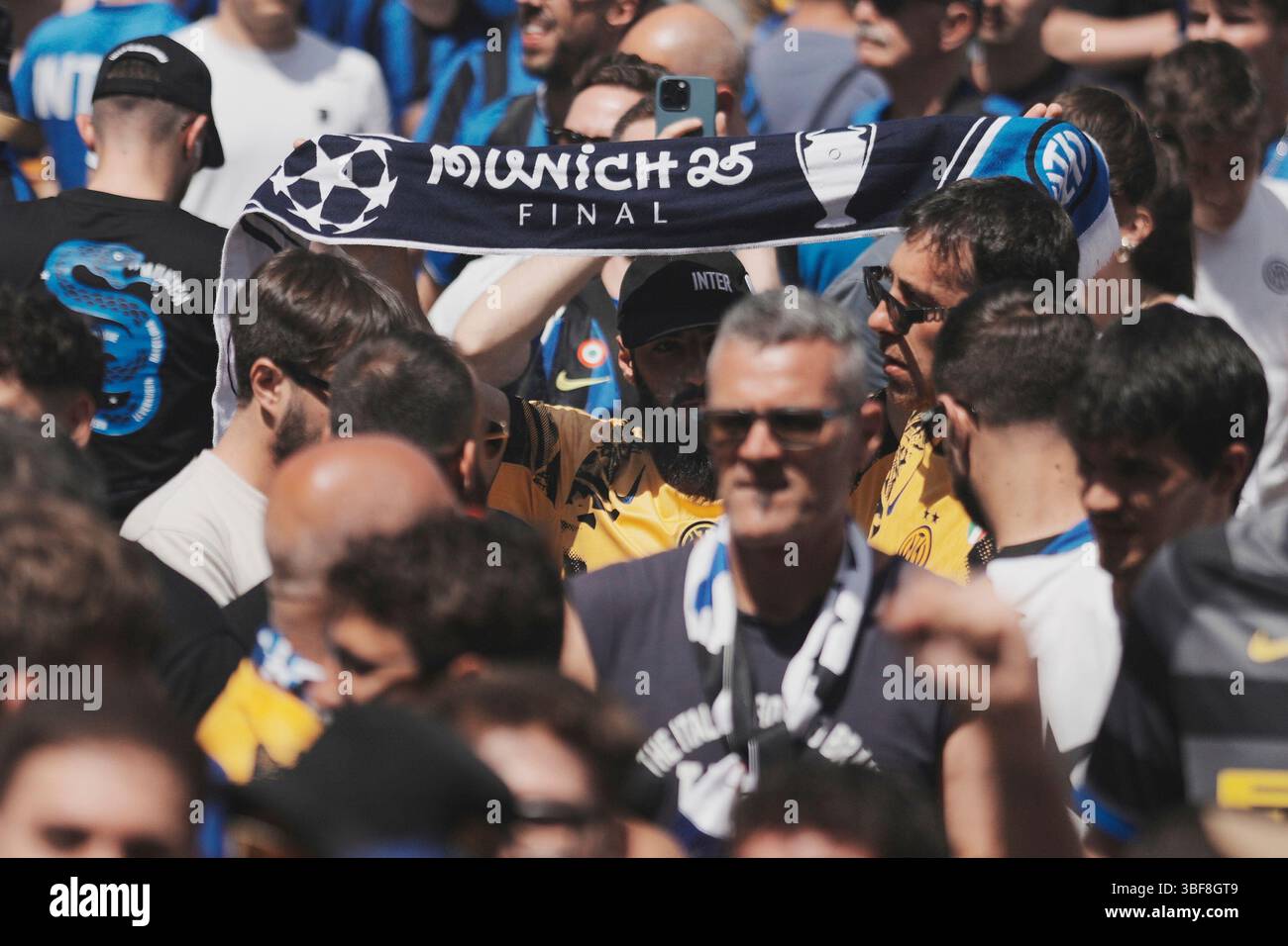 Inter Milan fans wait for the start of the Champions League final ...