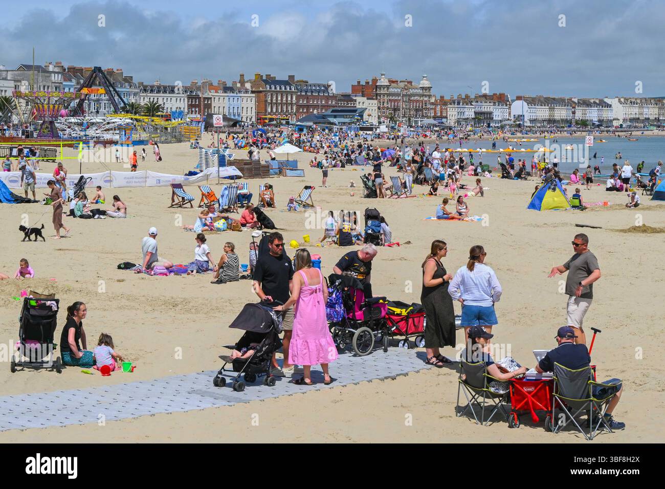 Weymouth, Dorset, UK. 31st May 2025. UK Weather. The beach is busy with holidaymakers and ...