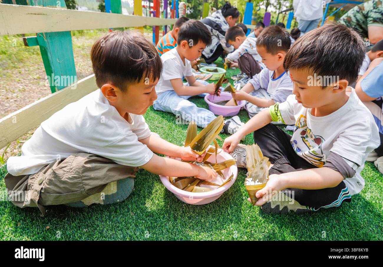 (250531) -- ZUNHUA, May 31, 2025 (Xinhua) -- Children try their hands ...