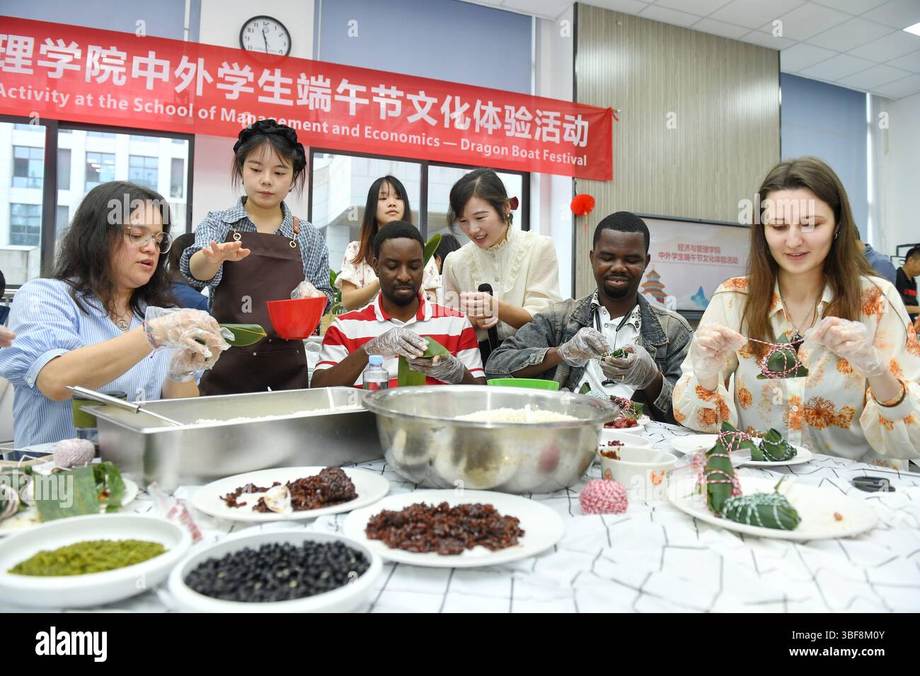 (250531) -- CHENGDU, May 31, 2025 (Xinhua) -- International students ...