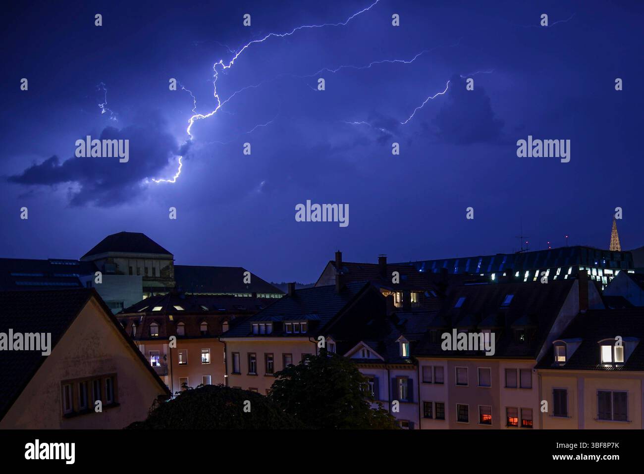 Feuer durch blitzschlag hi-res stock photography and images - Alamy