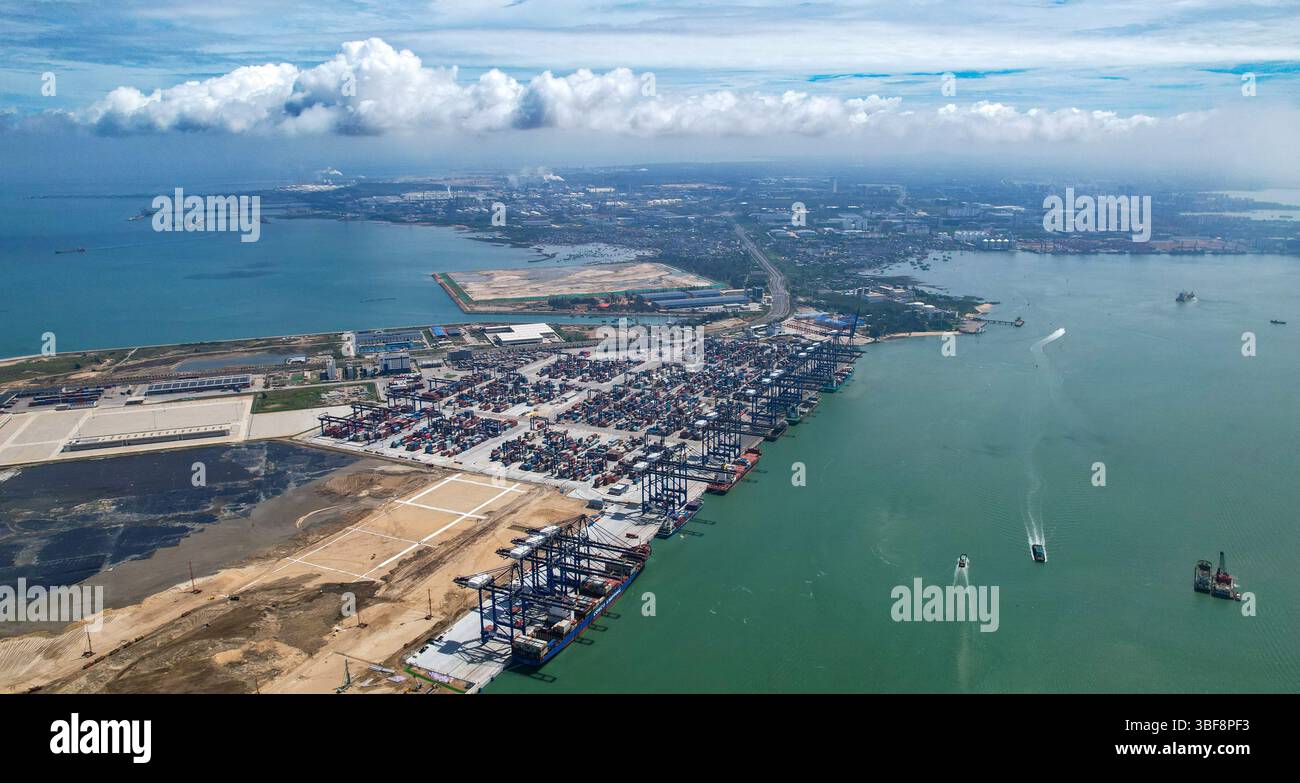 (250531) -- HAIKOU, May 31, 2025 (Xinhua) -- This aerial drone photo ...