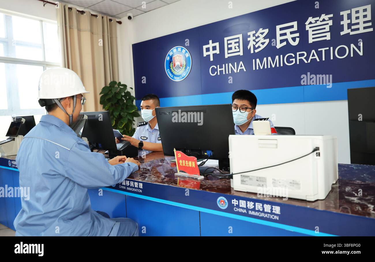 (250531) -- HAIKOU, May 31, 2025 (Xinhua) -- Immigration officers ...