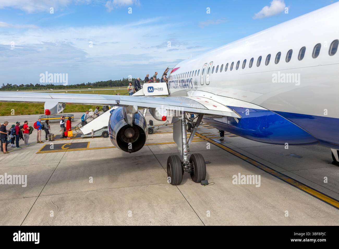 Passengers boarding British Airways Airbus A320 plane, Aeroporto ...
