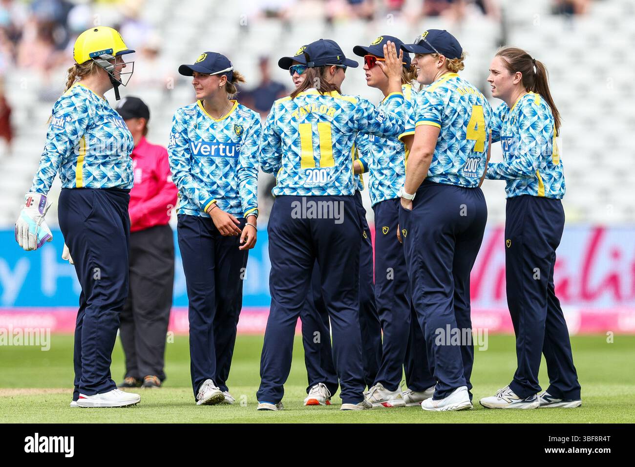 Birmingham, UK. 31st May, 2025. Warwickshire celebrate taking the ...
