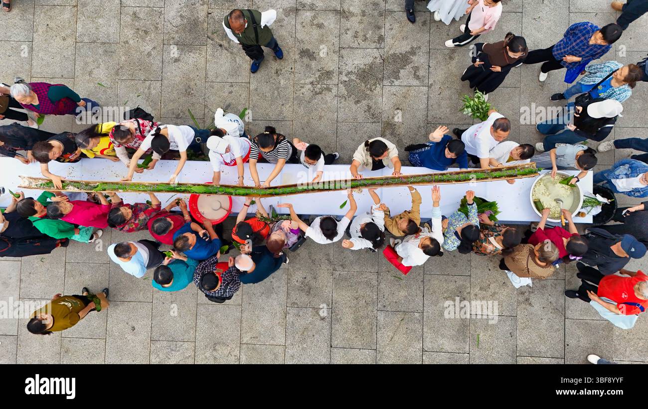 (250531) -- LUZHOU, May 31, 2025 (Xinhua) -- Citizens jointly make a 10 ...