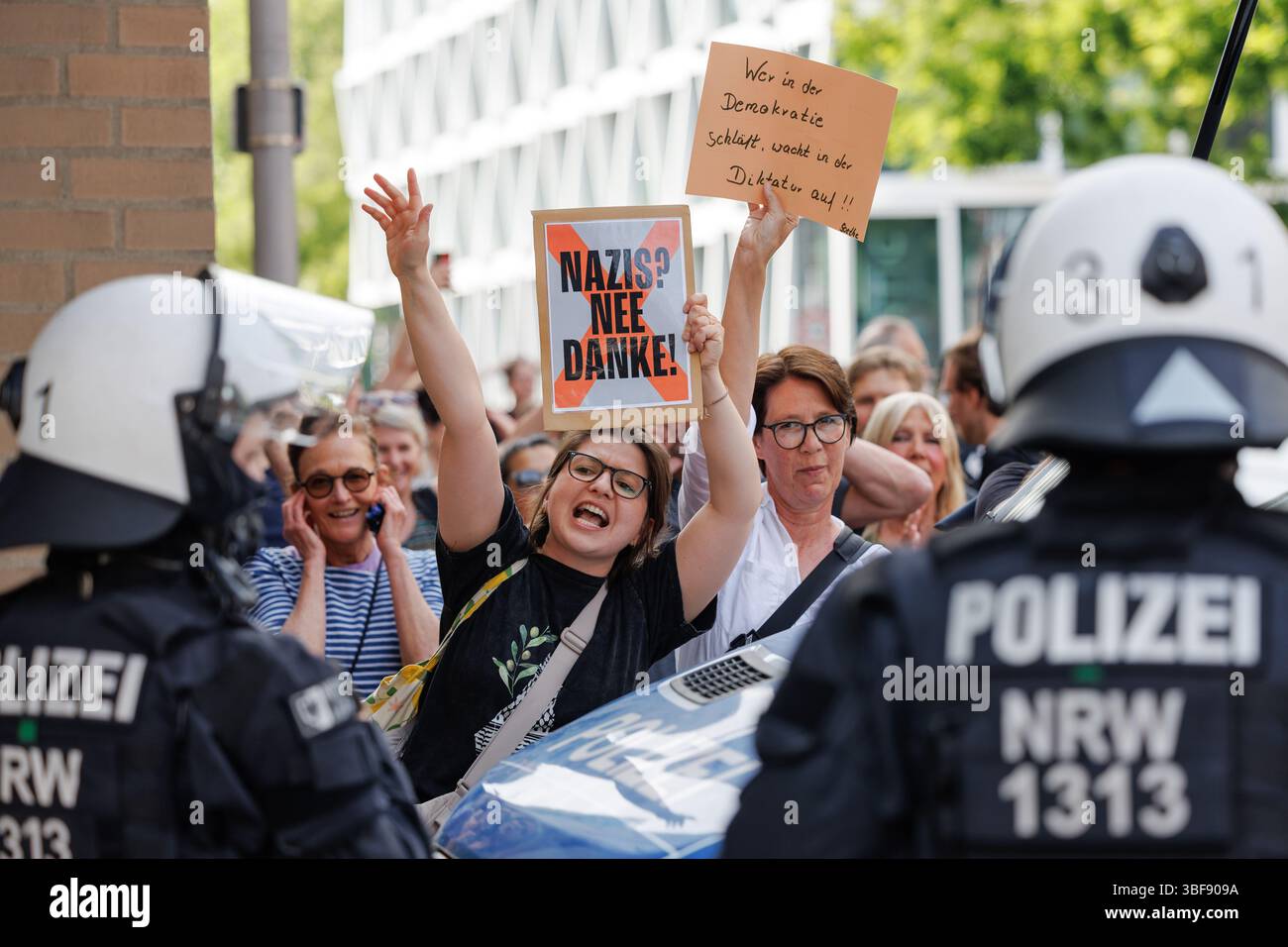 31 May 2025, North Rhine-Westphalia, Münster: Counter-demonstrators ...