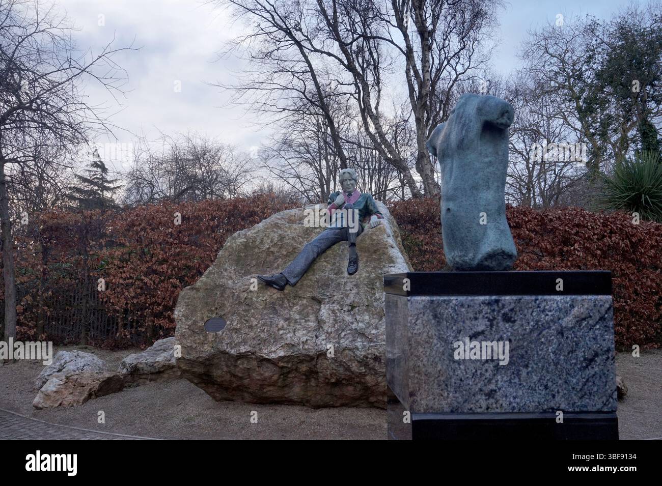 Oscar Wilde Memorial Sculpture in Merrion Square, Dublin,Ireland ...