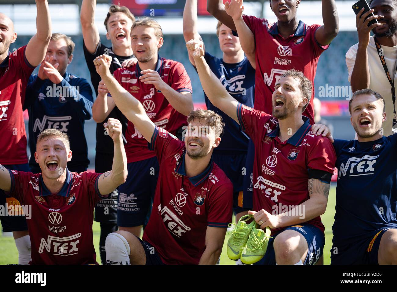 250531 Örgrytes spelare jublar efter fotbollsmatchen i Superettan ...