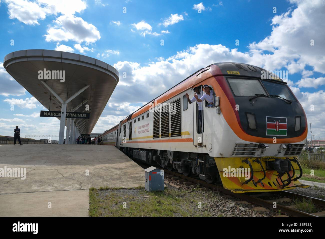 (250531) -- NAIROBI, May 31, 2025 (Xinhua) -- Train drivers Jiang ...