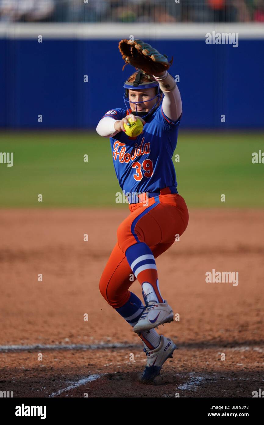 Florida starting pitcher/relief pitcher Katelynn Oxley (39) during an ...