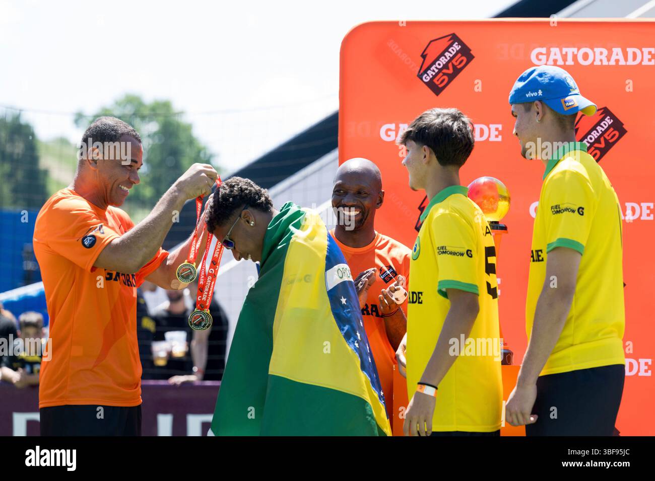 IMAGE DISTRIBUTED FOR GATORADE - Sportsmen Cafu und Claude Makelele ...