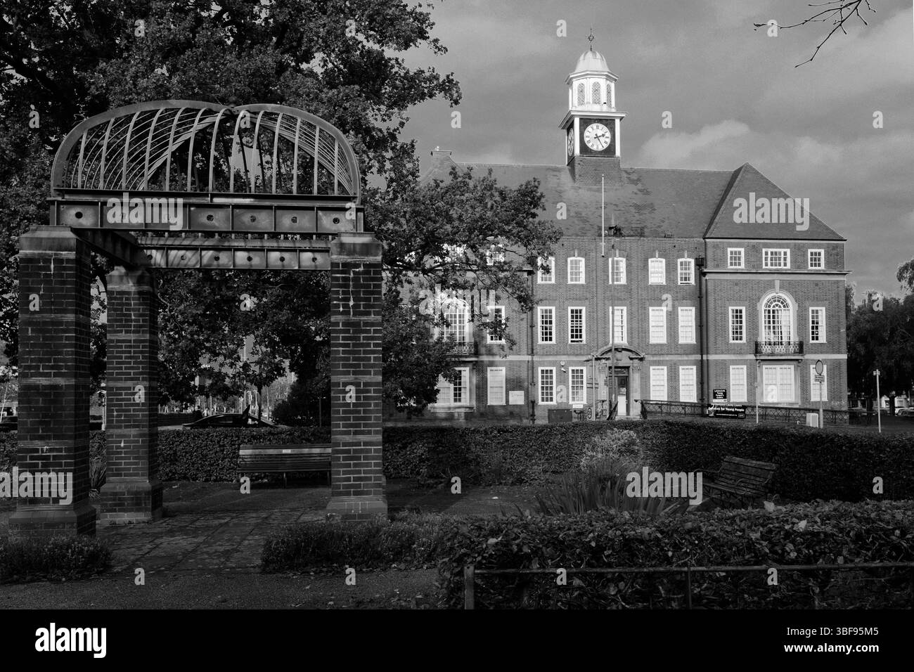 Letchworth Town Hall, Broadway Gardens, Letchworth Garden City ...