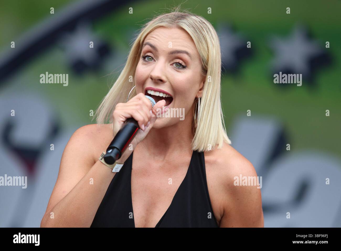Schlagersängerin Paulina Wagner Auftritt beim SchlagerOlymp am 31.05. ...