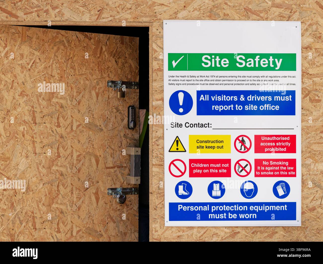 Construction site health and safety sign at entrance Stock Photo - Alamy