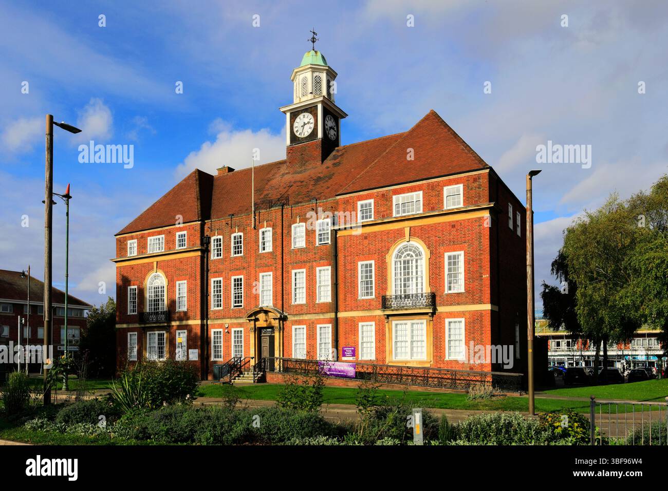 Letchworth Town Hall, Broadway Gardens, Letchworth Garden City ...