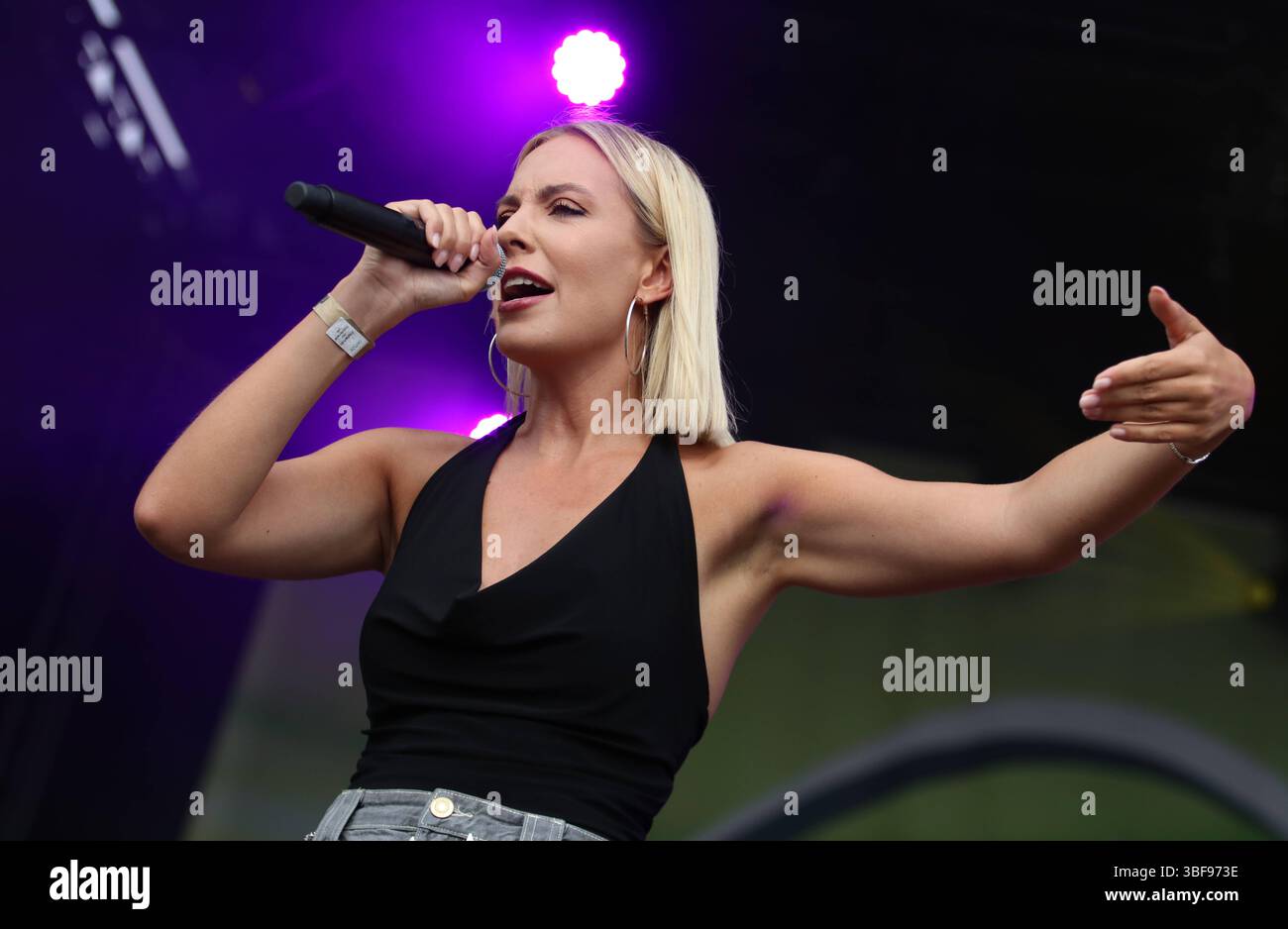 Schlagersängerin Paulina Wagner Auftritt beim SchlagerOlymp am 31.05. ...