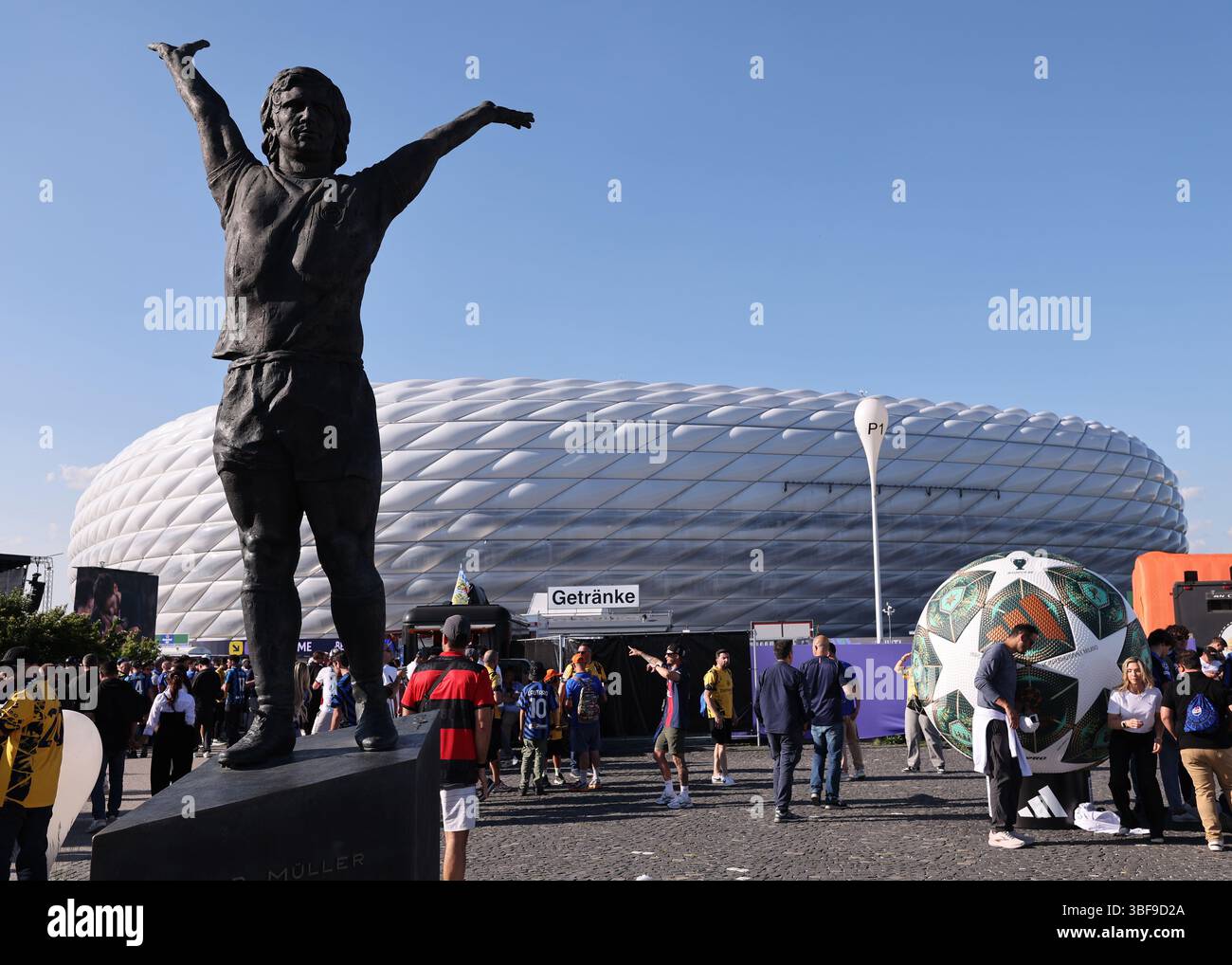 Munich, Germany. 31st May, 2025. A statue of Gerd Muller welcomes fans ...