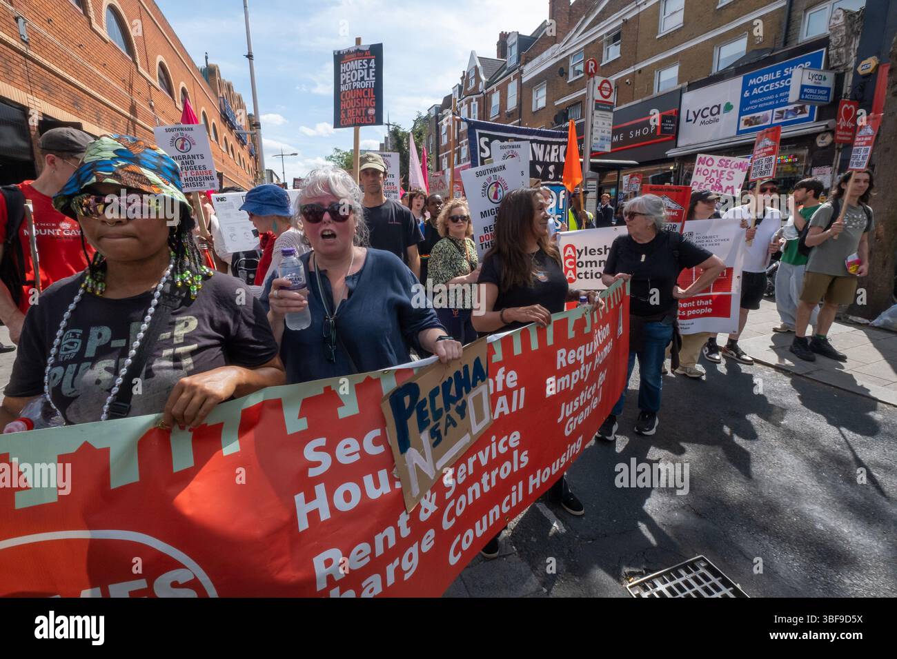 London, UK. 31 May 2005. Outside the Aylesham Centre. A rally and march ...