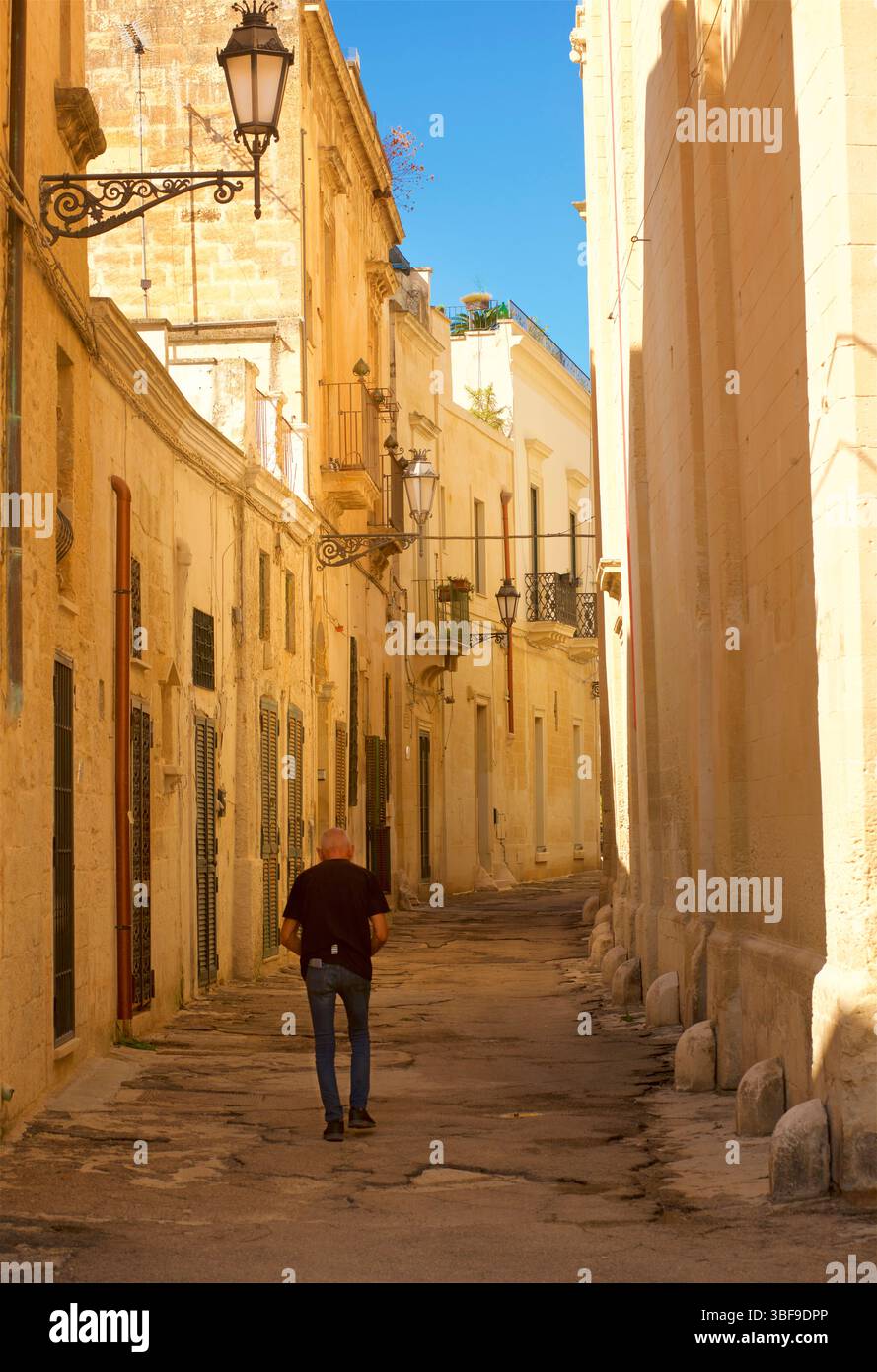 Backstreet vista in the historical Old Quarter of Lecce, Pugia, Italy ...