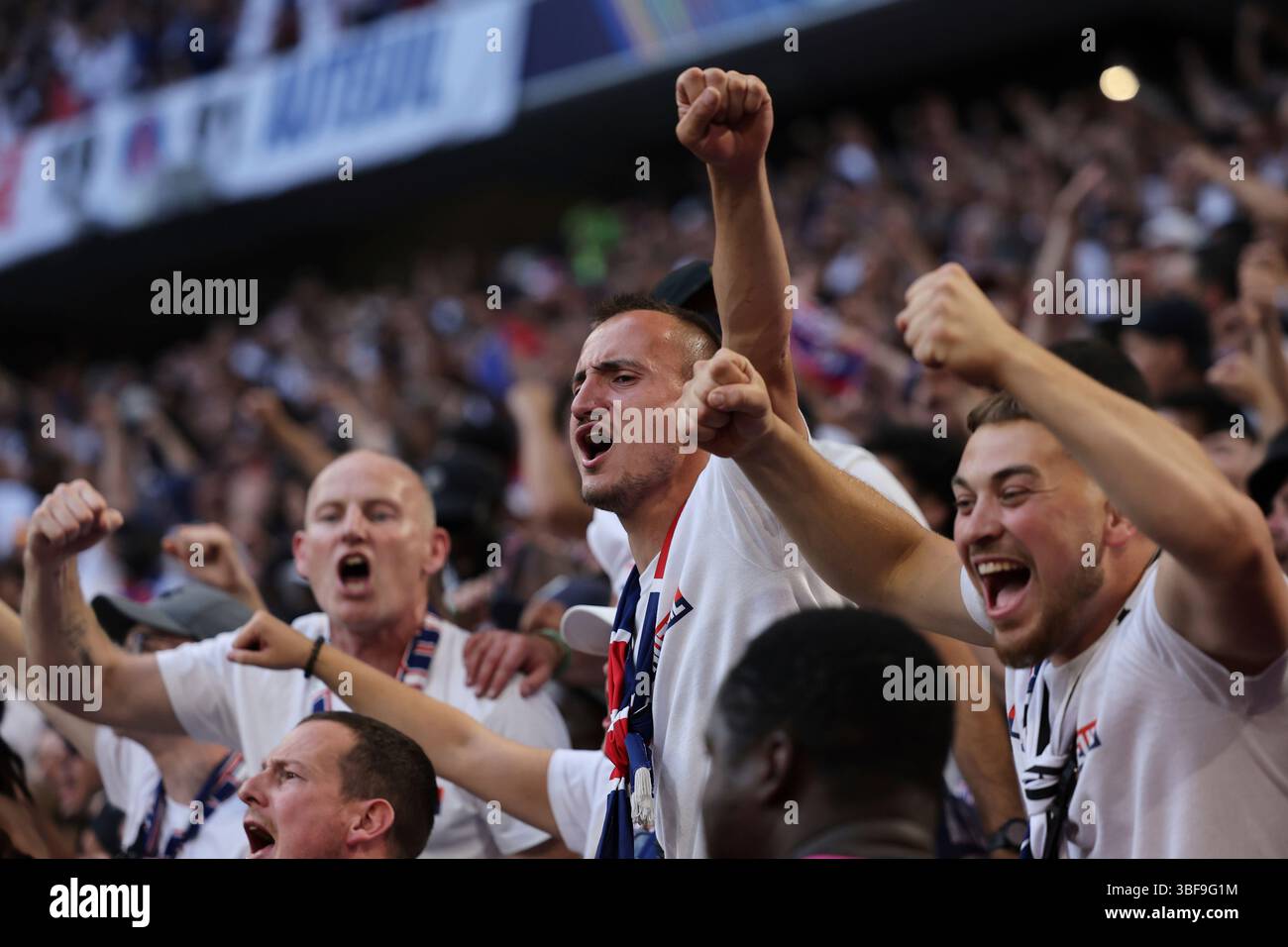 Paris Saint-Germain fans cheers before the Champions League final ...