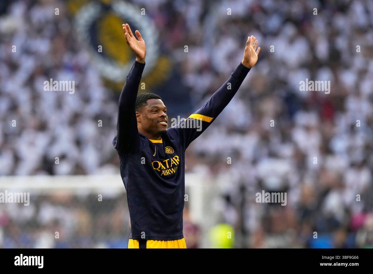 Inter Milan's Denzel Dumfries waves during warmup before the Champions ...