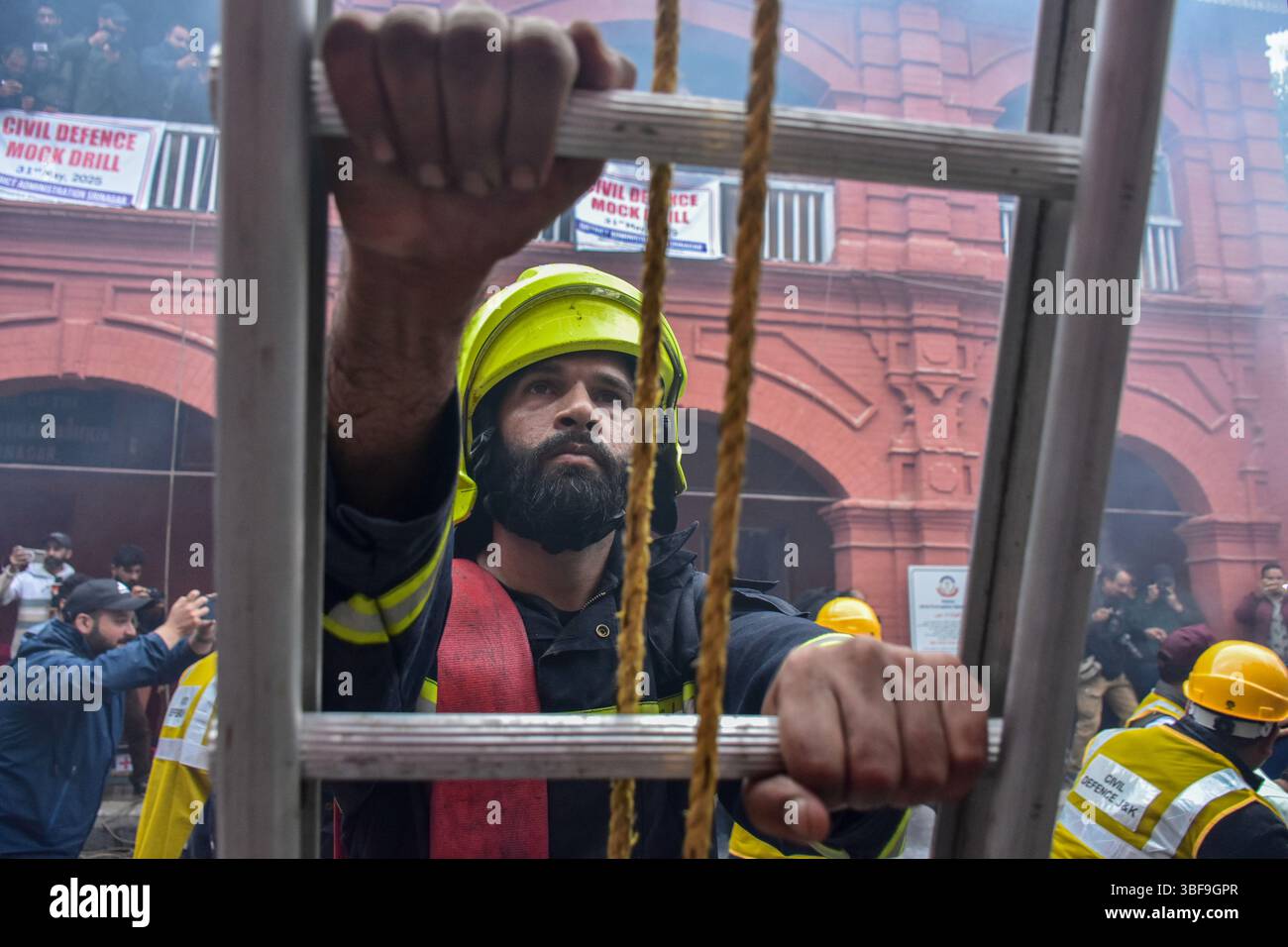 Srinagar, India. 31st May, 2025. A firefighter participates in a civil ...
