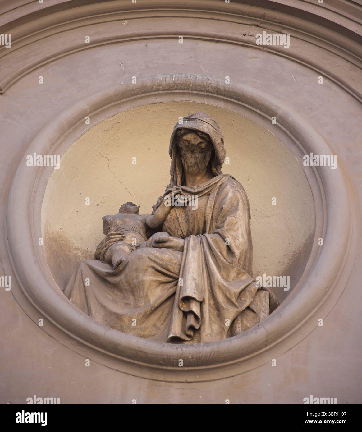 Faceless madonna hi-res stock photography and images - Alamy