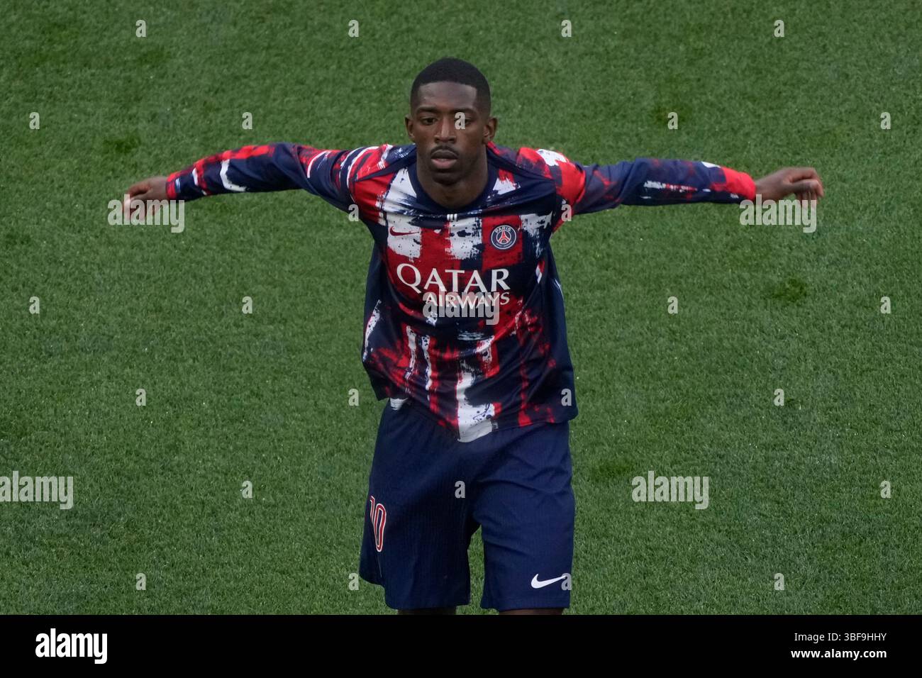 PSG's Ousmane Dembele warms-up prior to the Champions League final ...