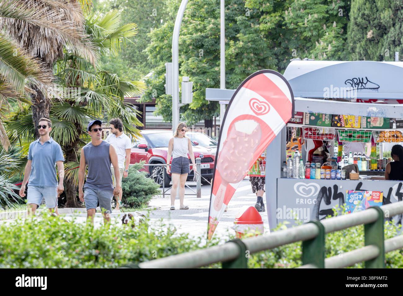 Several people in the street, during an "extraordinary" heat episode, on May 31, 2025, in Madrid ...
