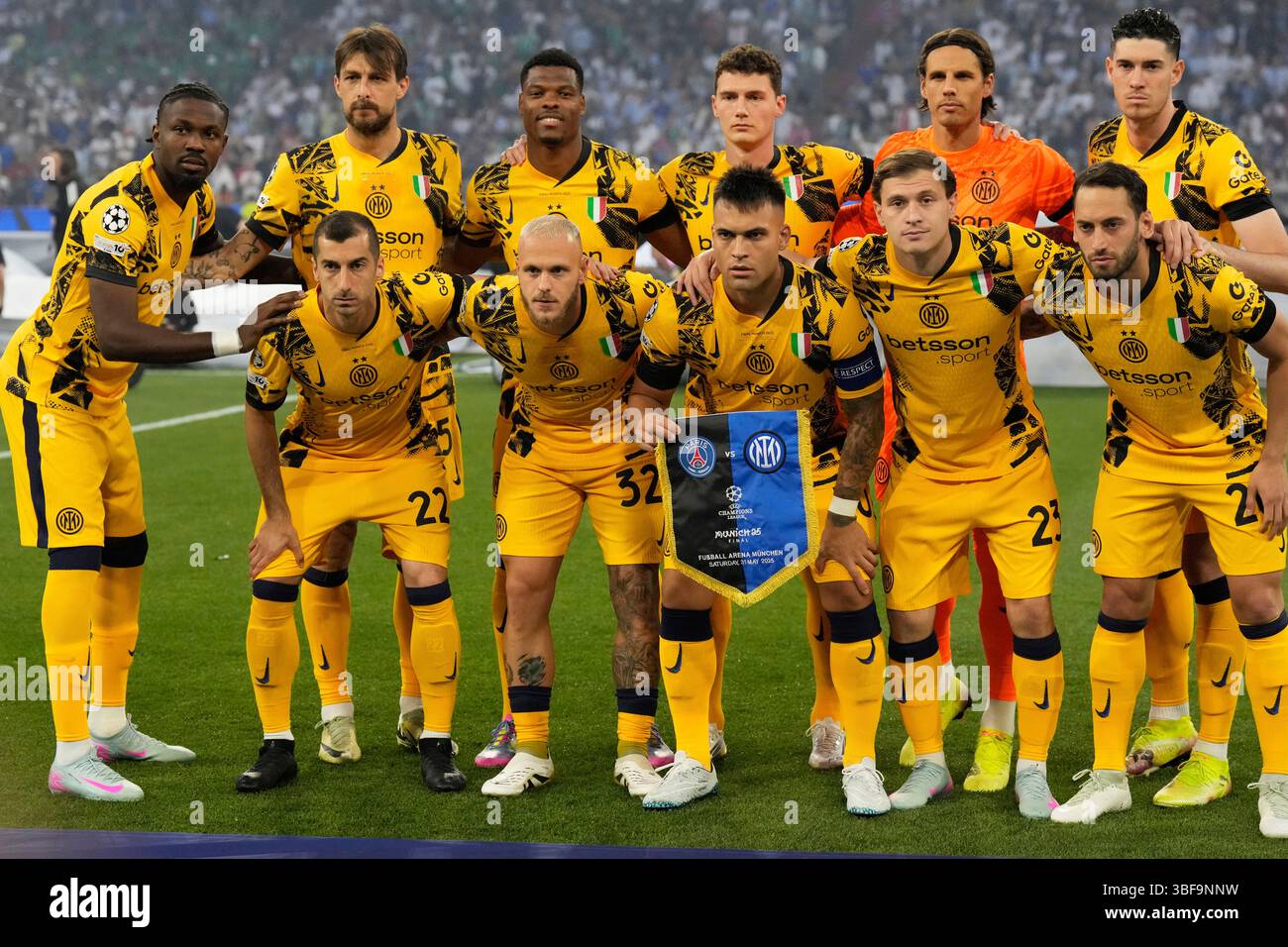 Inter Milan players pose for the team picture before the Champions ...