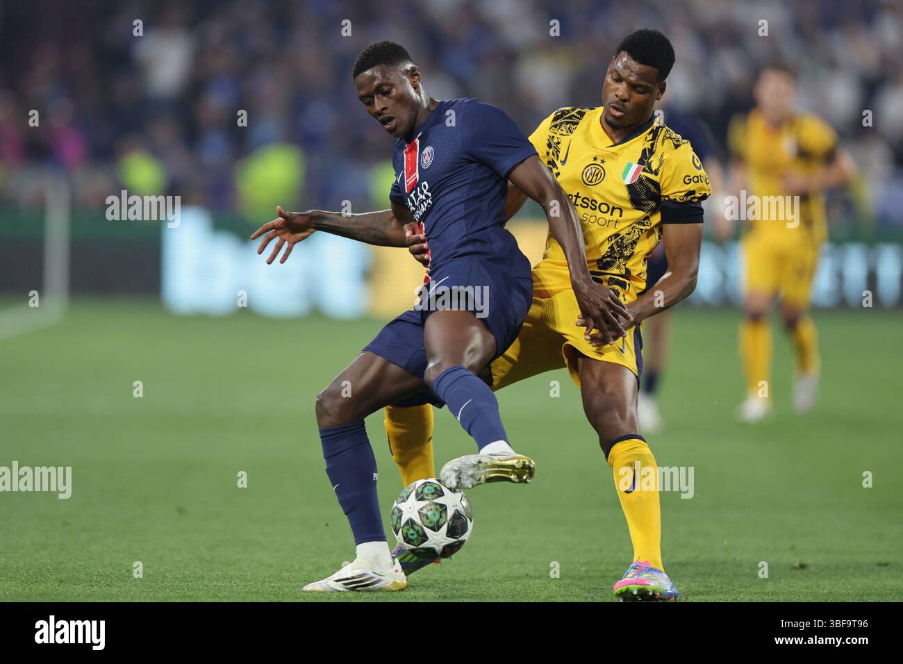 PSG's Nuno Mendes, front, and Inter Milan's Denzel Dumfries fight for ...