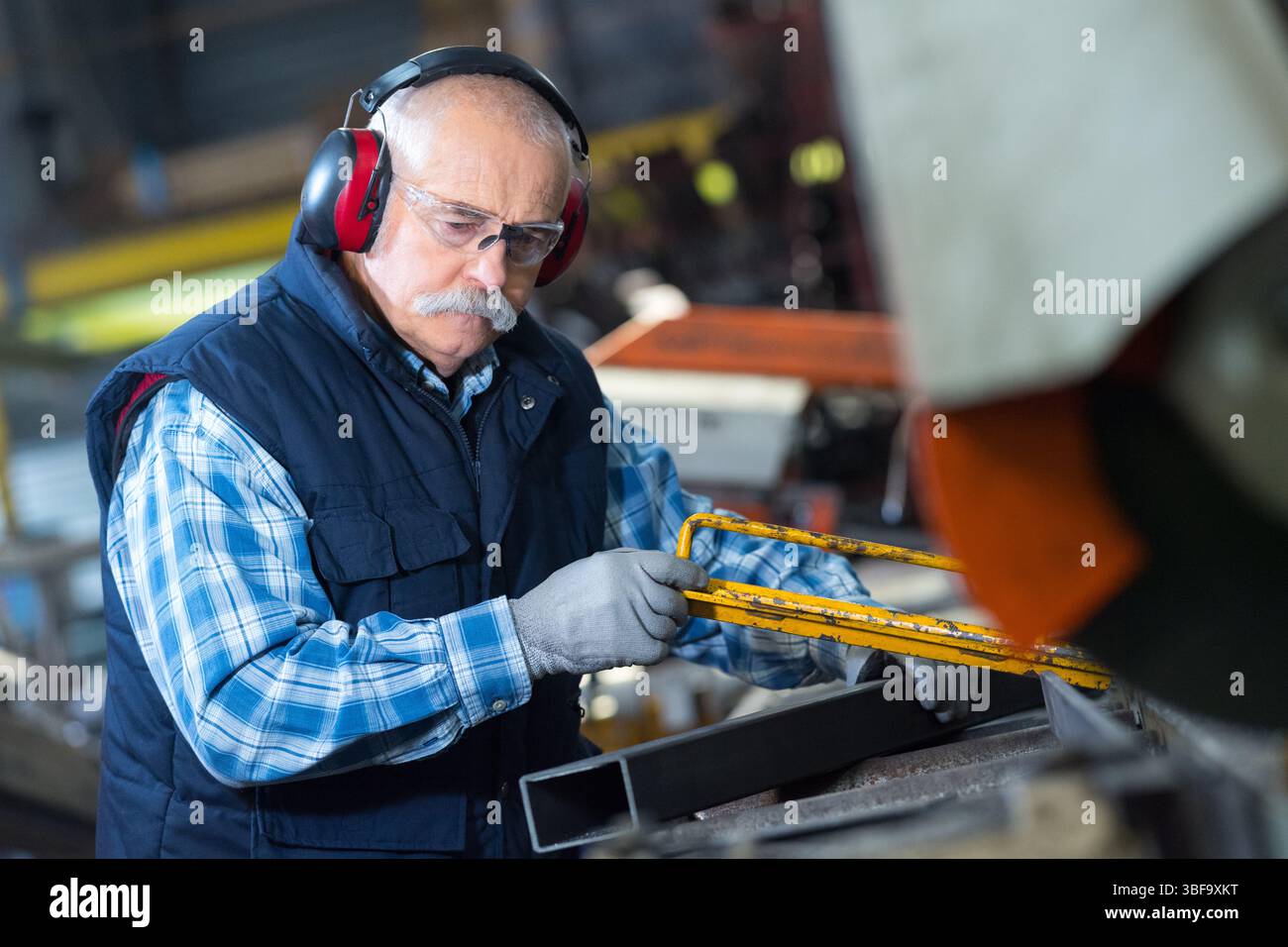 Bar operator hi-res stock photography and images - Alamy