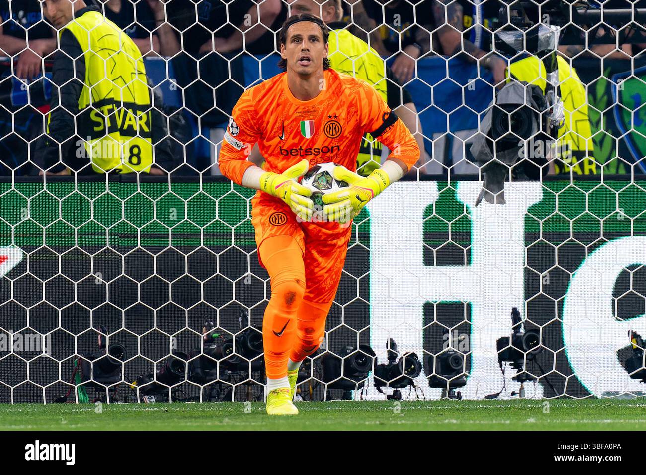 MUNICH, GERMANY - MAY 31: goalkeeper Yann Sommer of FC Internazionale ...