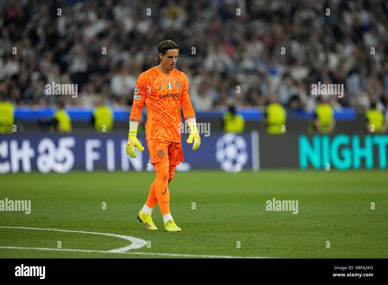 Inter Milan's goalkeeper Yann Sommer reacts PSG's Desire Doue scores ...
